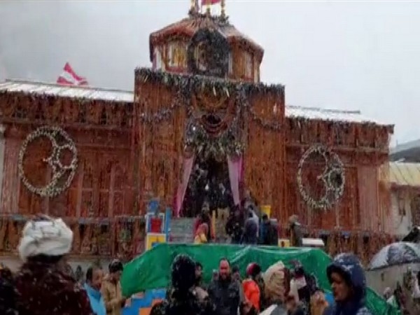 Fresh spell of snowfall in Uttarakhand's Badrinath temple, Chopta - BW ...
