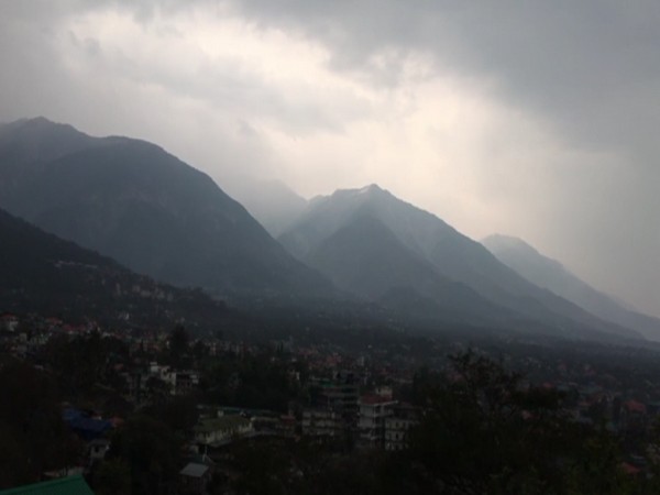Mercury drops in Himachal's Kangra as Dhauladhar range receives ...
