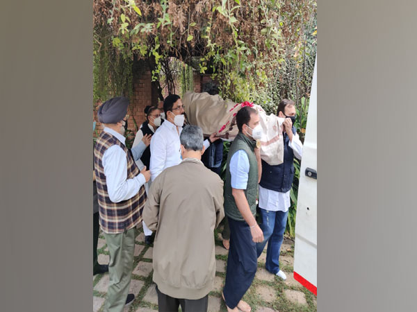 Veteran leader Captain Satish Sharma cremated, Congress pays respect ...