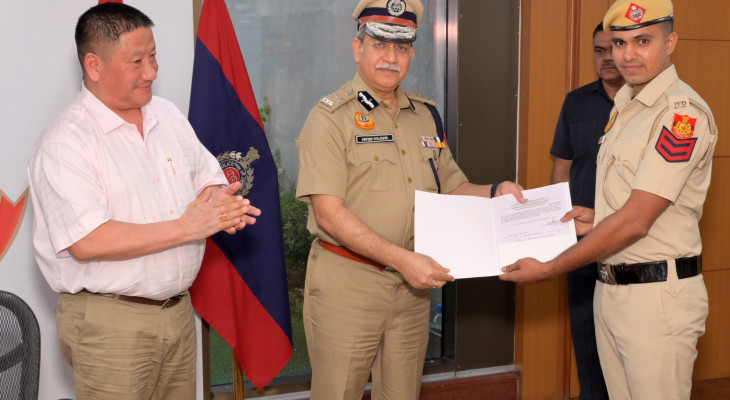 Delhi CP Satish Golcha gives out of turn promotion to Constable Kartar Singh for courage - BW ...