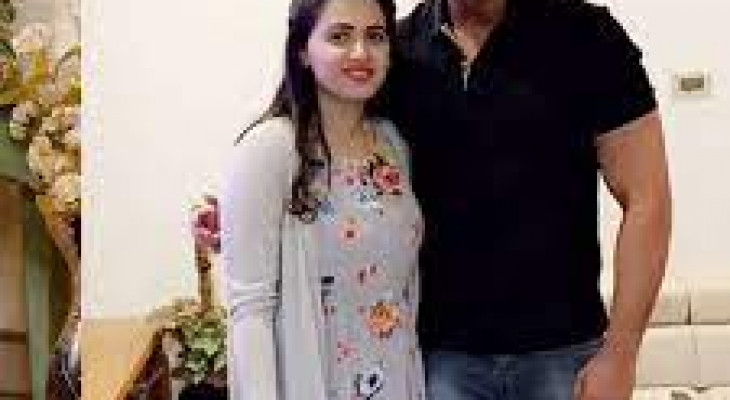 Kananda actor Darshan Thoogudeepa and his wife Pavithra Gowda held in ...