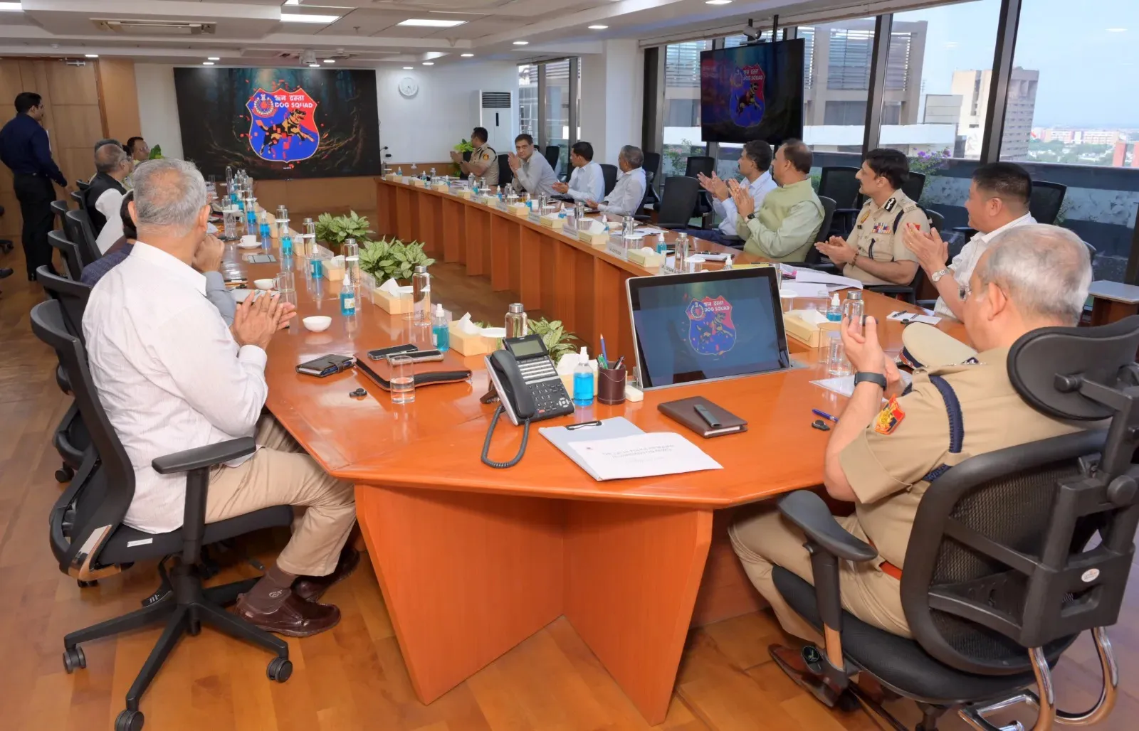 HM Amit Shah interacts with BSF personnel at G-7 BOP in Bhuj - BW ...