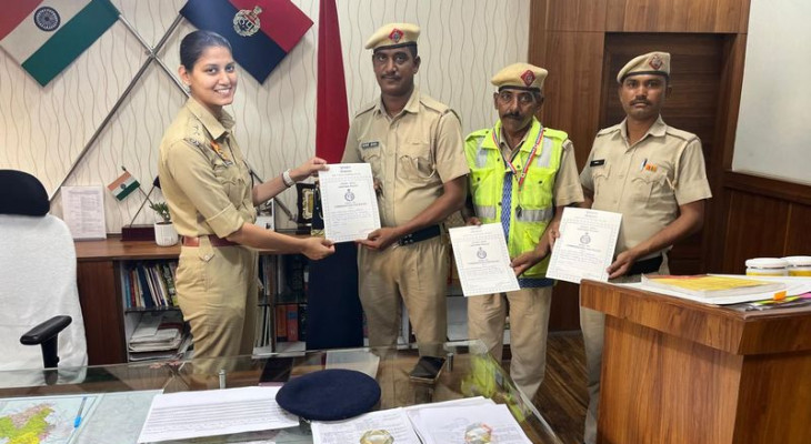 Panchkula DCP Shrishti Gupta goes on surpise check at checkposts ...